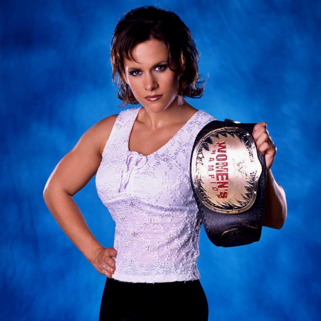 molly-holly-with-championship